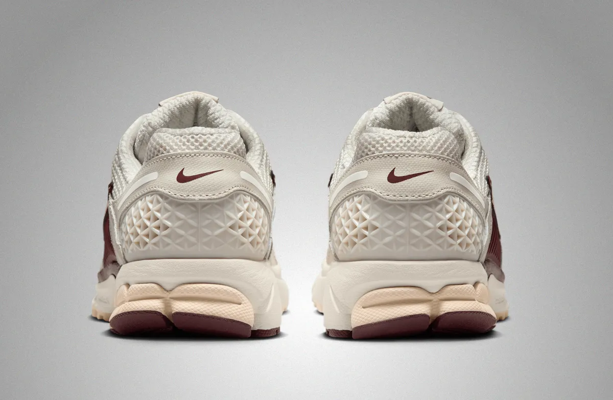 NIKE ZOOM VOMERO 5 / ナイキ ブーム ボメロ 5 Phantom Light Orewood Brown Dark Team Red Pearl White IO7596 ...